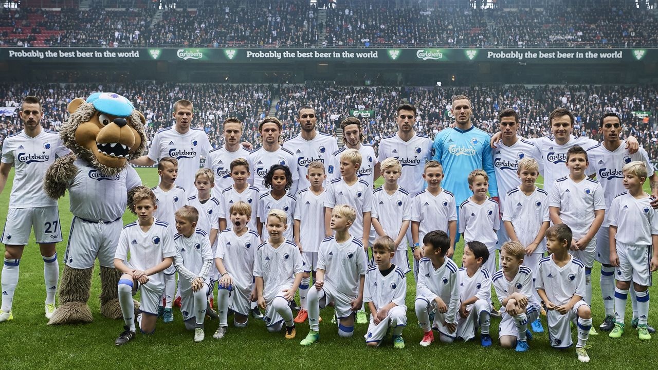 Gå med spillerne på banen til Pokalderby | F.C. København