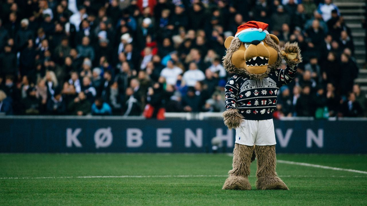 Leo og Julemanden ønsker god jul på Familietribunen | F.C. København