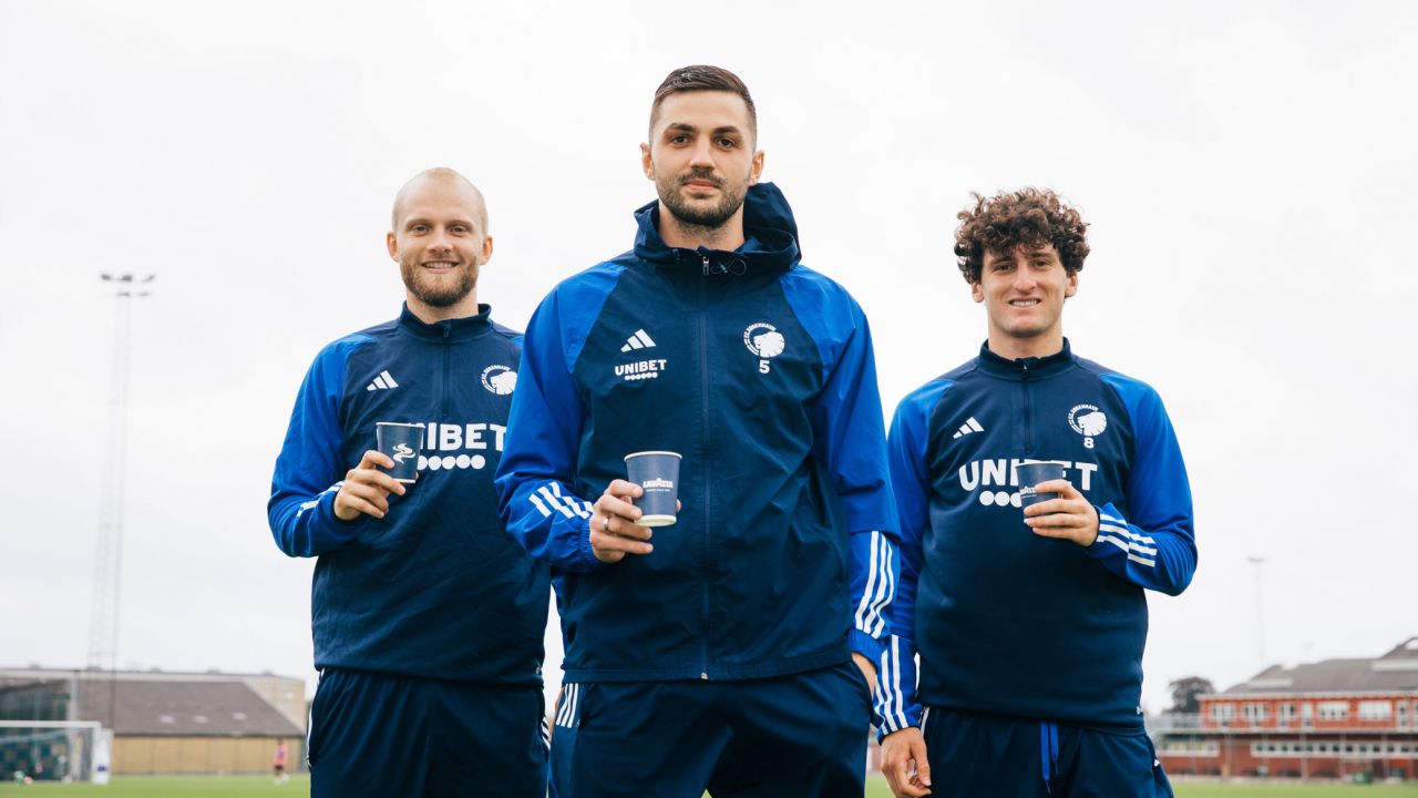 Vind et års forbrug af økologisk kaffe fra Lavazza og en matchworn ... Vind et års forbrug af økologisk kaffe fra Lavazza og en matchworn ...
